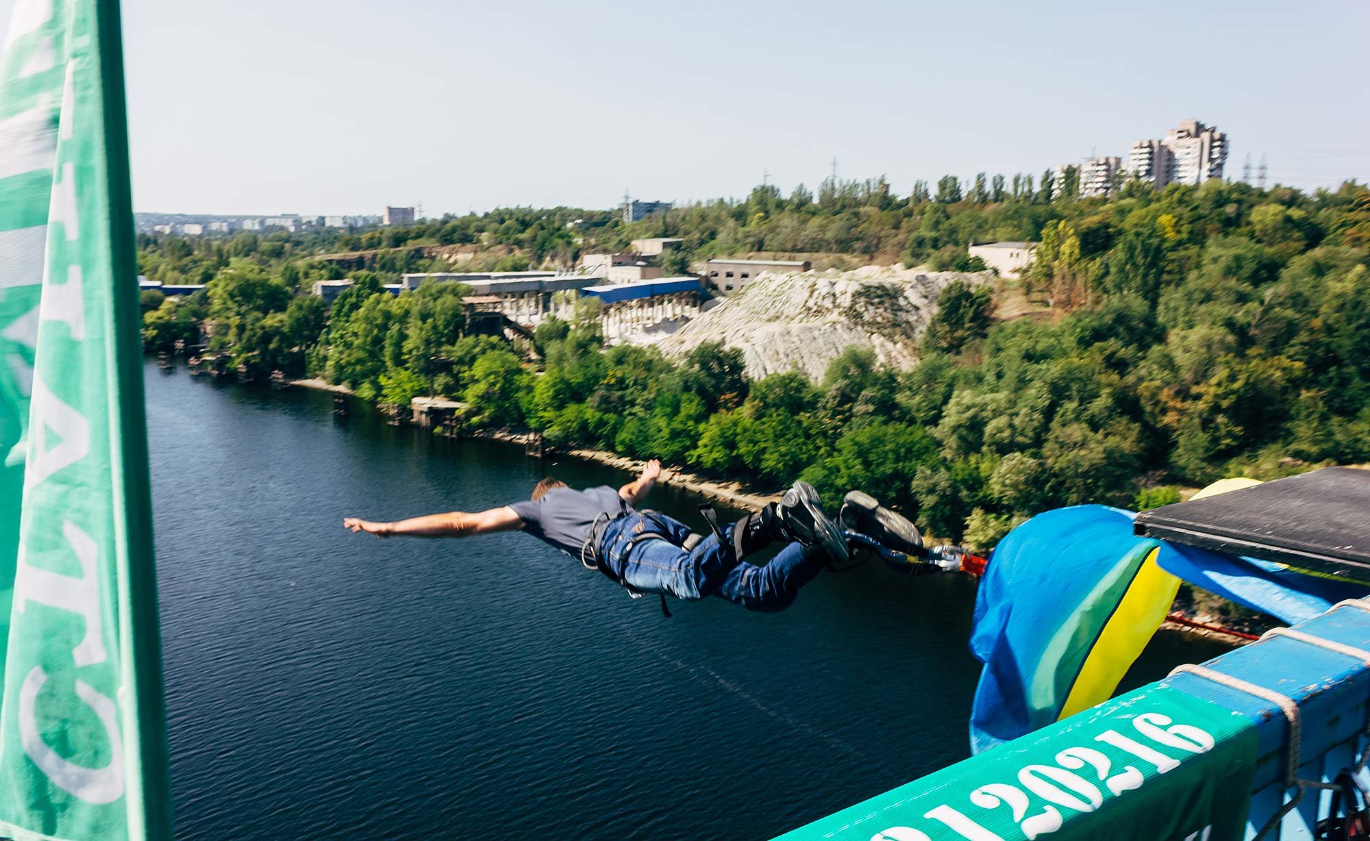 Rope jumping - «Jumping and flying on the rope from the Arched Bridge ...